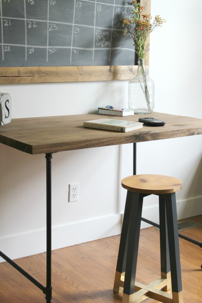 How to Build the Easiest Desk Ever