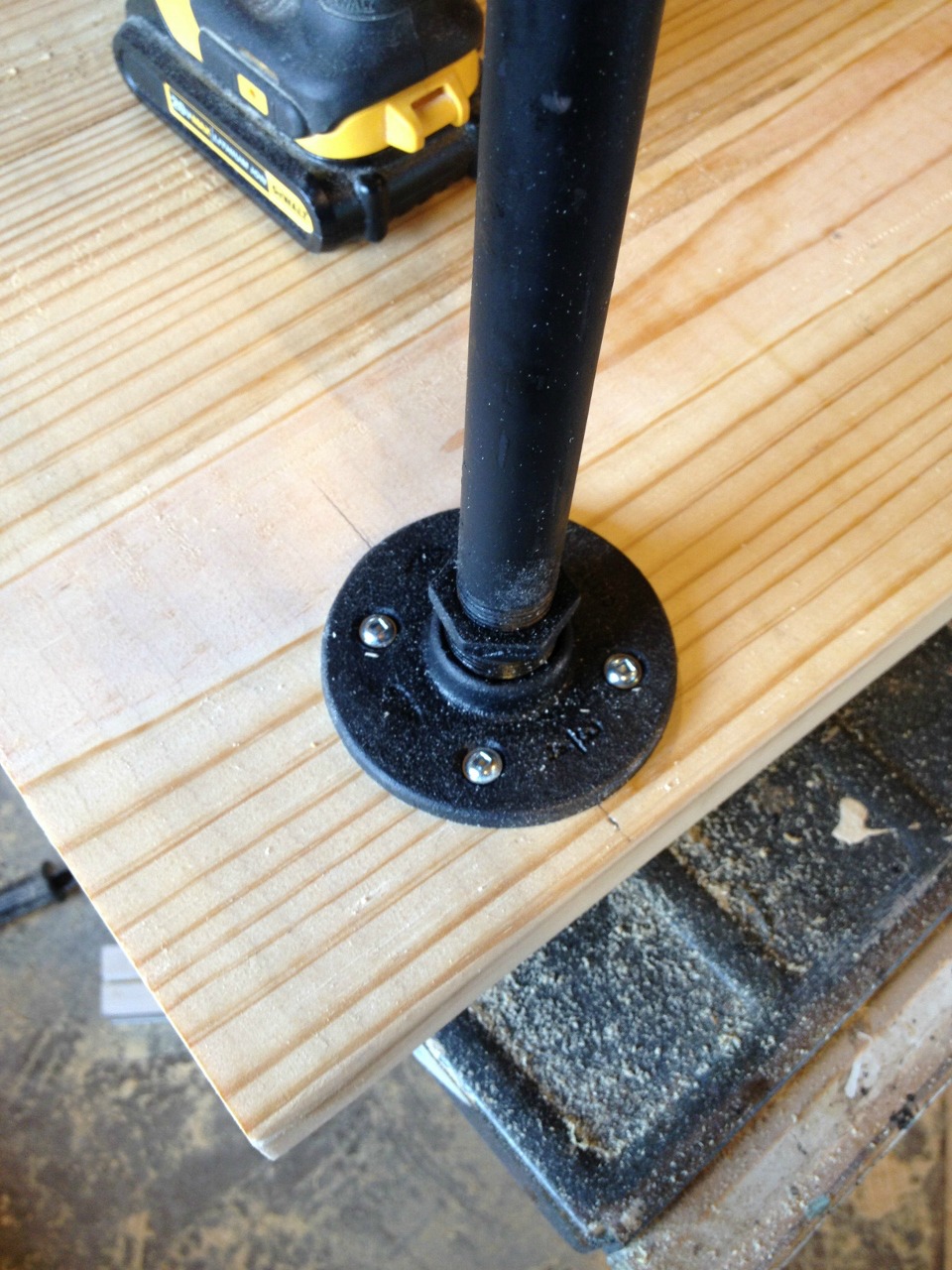 How to Build the Easiest Desk Ever